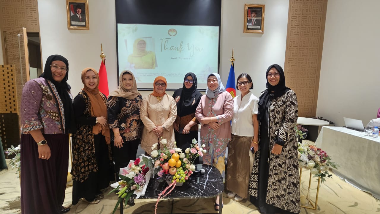 Team OASIS dalam acara perpisahan Ibu Farida Husin Bagis, Istri Duta Besar Indonesia untuk UAE ...